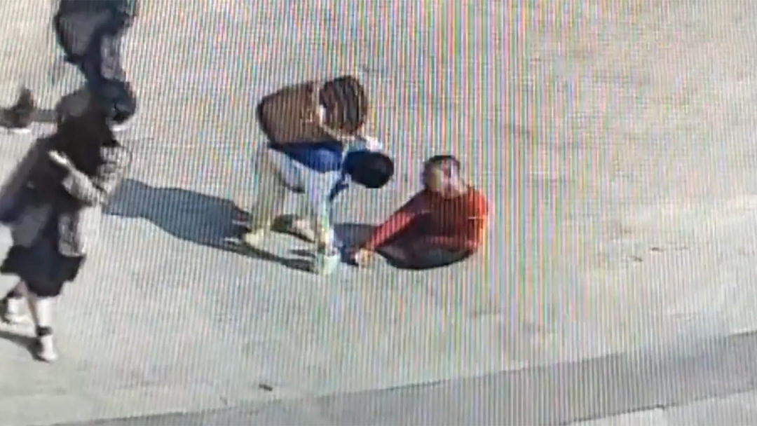 乞讨的钱也抢?四川大妈蹲下拿起残疾人的乞讨钱转身就跑