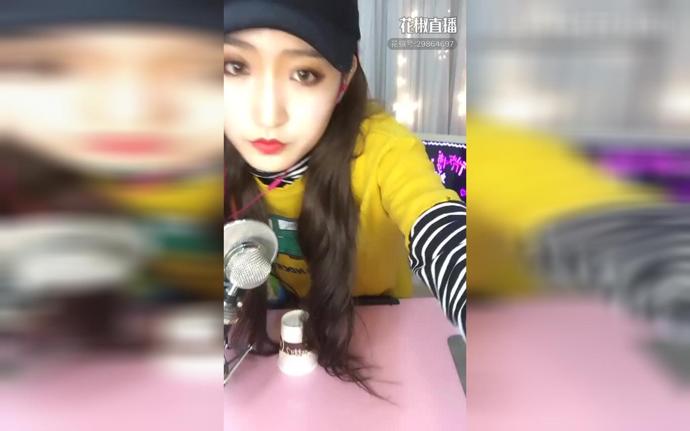 女主播安然带来的创意杯子舞,最后一个动作亮了!.mp4