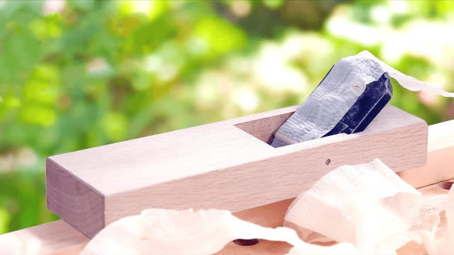 年轻师傅好厉害,一把普通的木刨,硬是玩成了买不起的样子