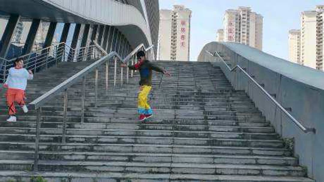 这两个人真无聊,非要这样跑楼梯吗?舞蹈不是这么玩的吧?