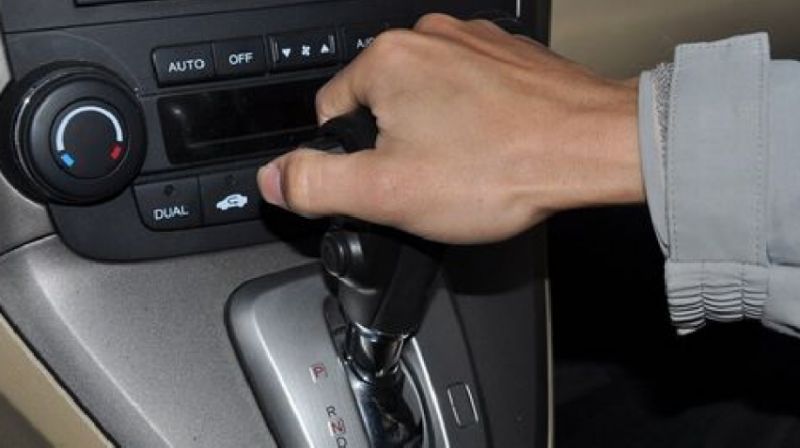 开自动挡车,档位出现这个故障要注意,新手不懂,继续开会毁车