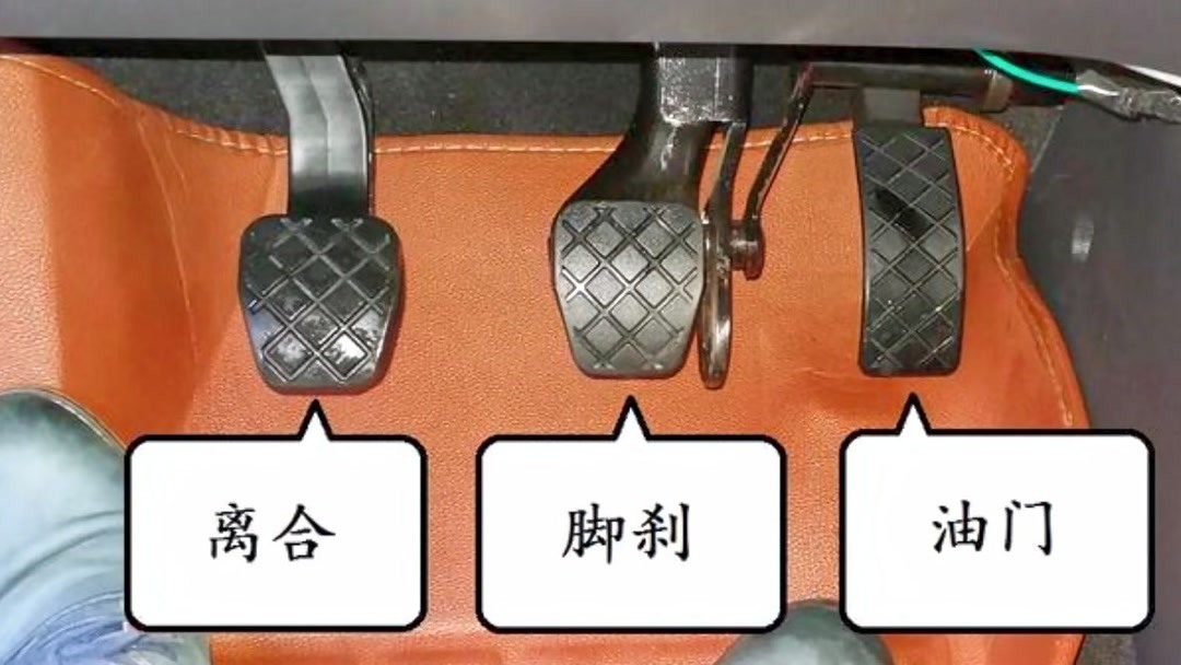 减速时,到底先踩离合还是先踩刹车?很多人做错了,难怪车子受损