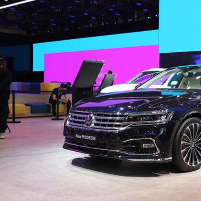 ...车内变化不是很大,保留了很多按键设计,配备带换挡拨片的多功能方向...