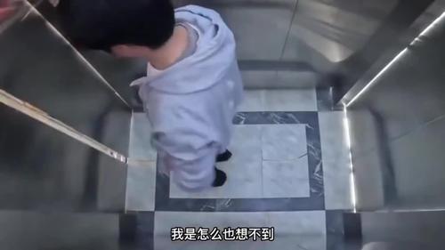 小伙子坐电梯卡了Bug,原来电梯也有双开门的啊