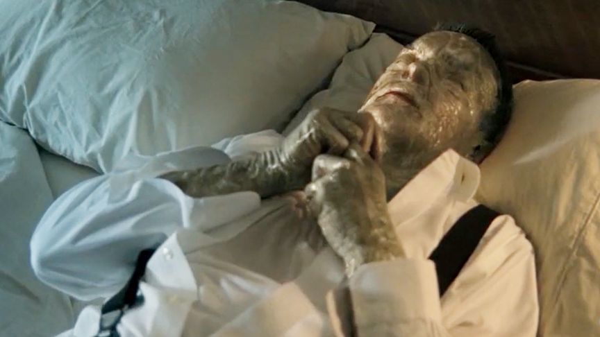 飞船带回外星病毒,男子触碰后被病毒寄生,当晚身体发生恐怖变异