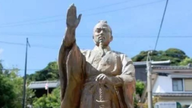 12名日本人到安徽,要为一个中国人修墓,遭2名大学教师砸毁