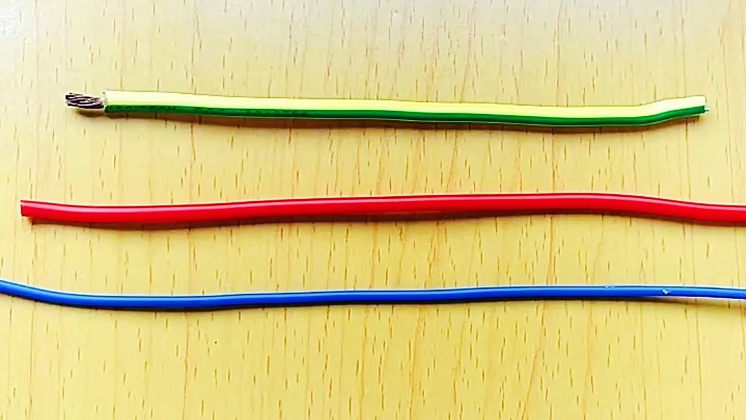 安装电工说4KW功率用1.5平方电线就够了,差点就烧坏,真是太外行