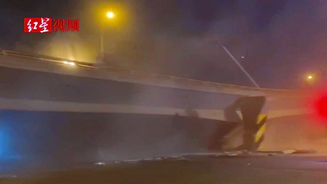 视频直击:90秒回顾无锡高架桥面侧翻事故