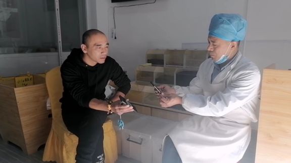 两三百元营业额,让破产富豪压力山大,一个人的到来让他看到希望