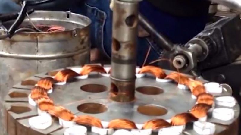 实拍用手动绕线机绕制吊扇电机定子线圈,这速度就是牛,佩服!