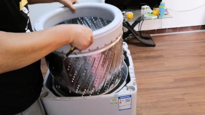 老五教你洗衣机内桶的清洗,方法简单,清洗可减少细菌感染。