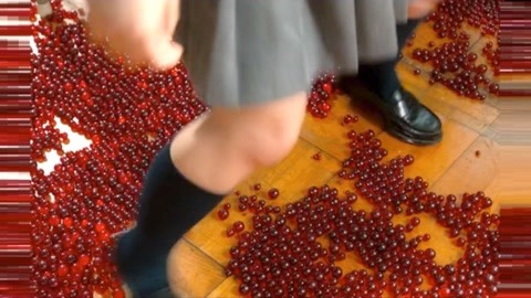 学校遭遇诡异事件,老师突然散成一堆血珠子,被迫参加死亡游戏