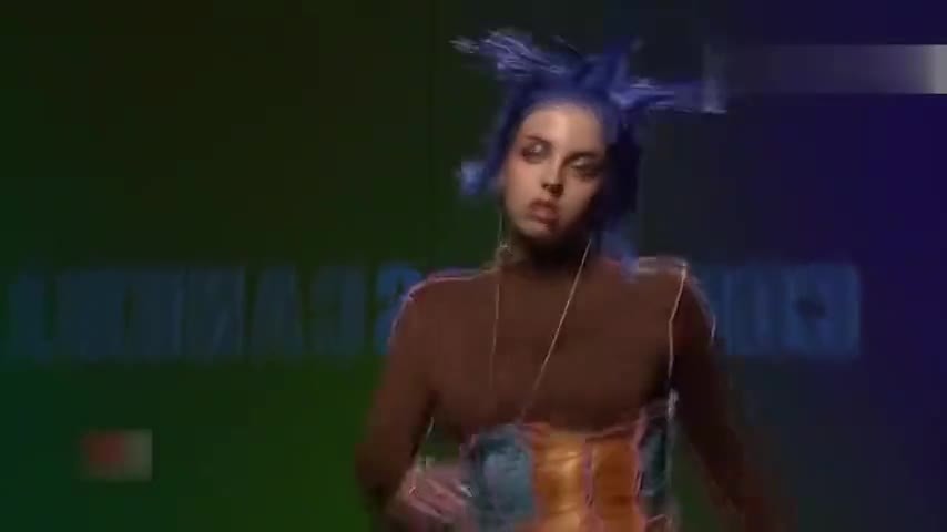 模特走路带风气场性感,这衣服真个性