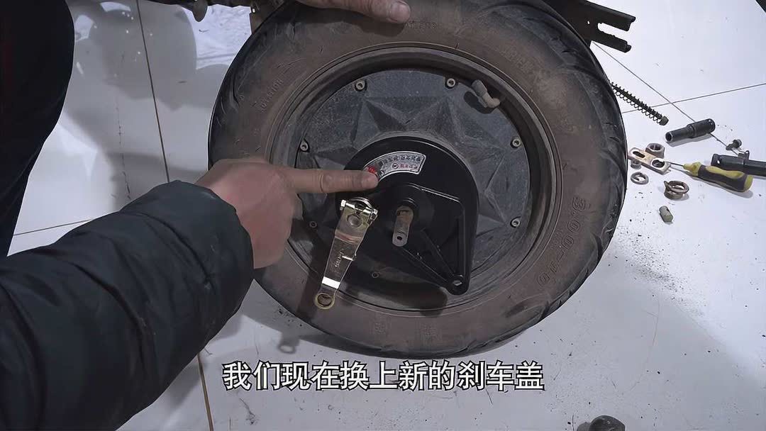 电动车为什么下雨天刹车会突然抱死?修车师傅告诉你真正的原因