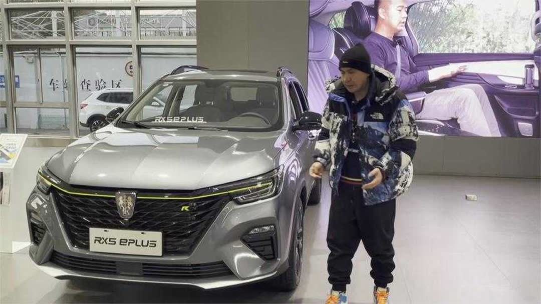 一黑到底的荣威RX5 EPLUS,加上这个撞色设计后真的非常年轻运动