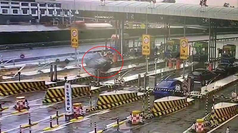 轿车翻滚720度,撞飞收费站如大片!网友:轿车开成“过山车”了