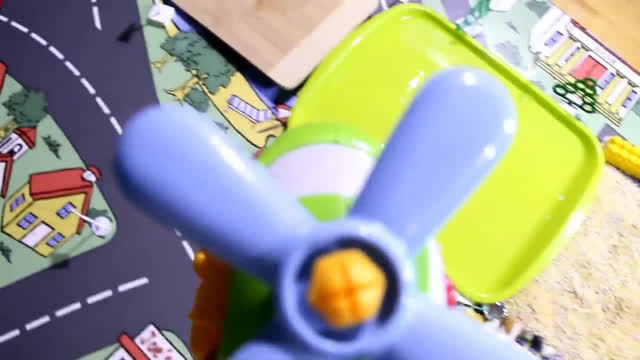 两辆小车乱行走,警车赶来制止,开车一定要注意安全哦