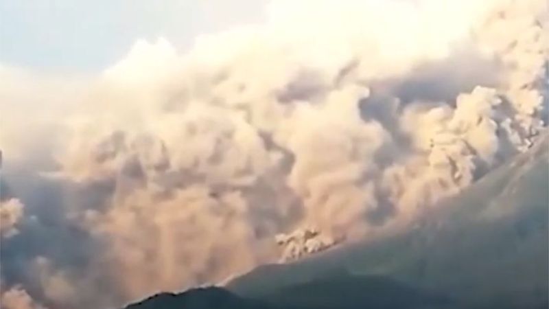 印尼塞梅鲁火山发生大规模喷发,滚滚浓烟不断喷出遮住半边天