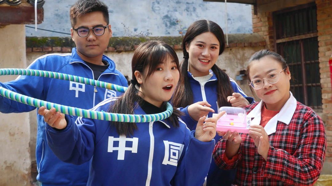 伙伴们玩“迷你版篮球场”,输的人用脖子转呼啦圈哦,真好玩