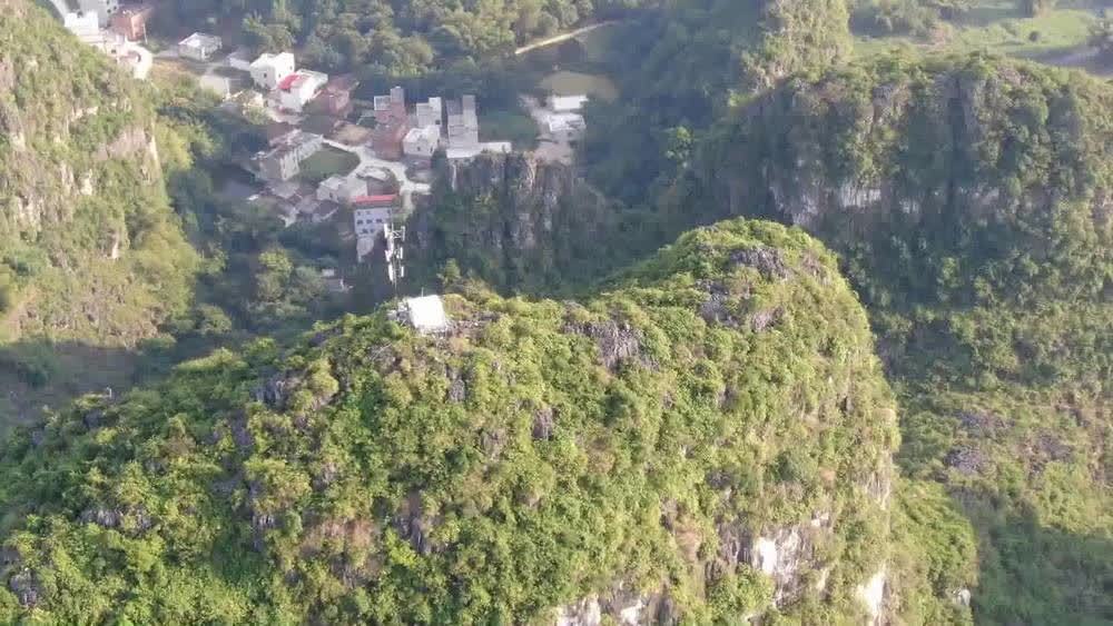 广西大山里一个信号塔,高高立在山顶上,一定花了不功夫