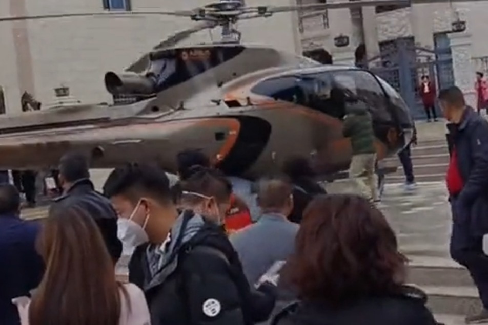 回村卷出新高度!男子开直升机回家,祠堂门前降落引围观