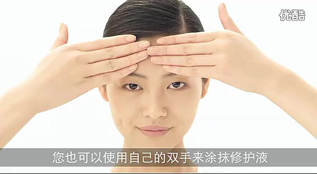 刘雯亲身示范雅诗兰黛密集焕白修护液使用方法 标清