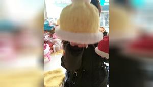 大学生假期发明织衣机器,毛衣摇出来,太简单了
