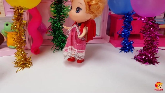 芭比和美人鱼给小斯佩过生日,准备了大蛋糕还赠送神秘的生日礼物