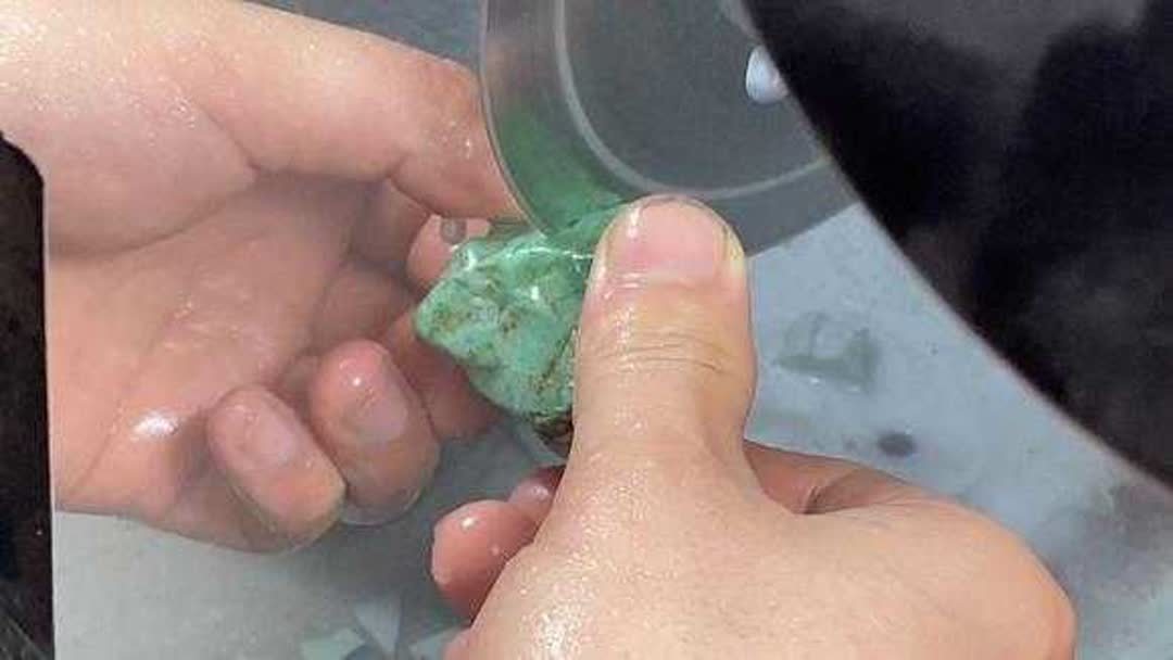 小石头有大惊喜,围观一件会卡色料翡翠原石切割现场