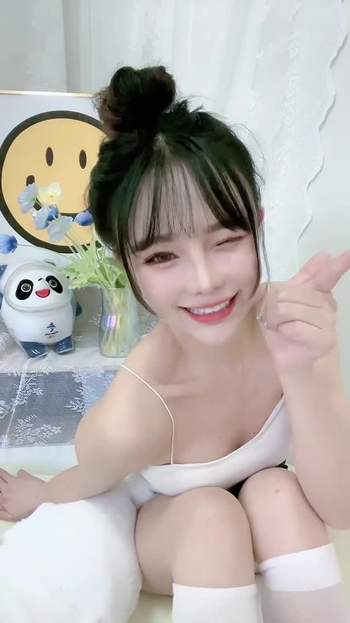 如果感到幸福你就拍拍手甜系女孩治愈系笑容去爱一个能让你做回小...