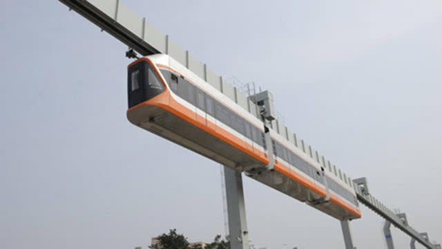 中国第一辆悬挂式单轨列车:有人敢去坐吗!