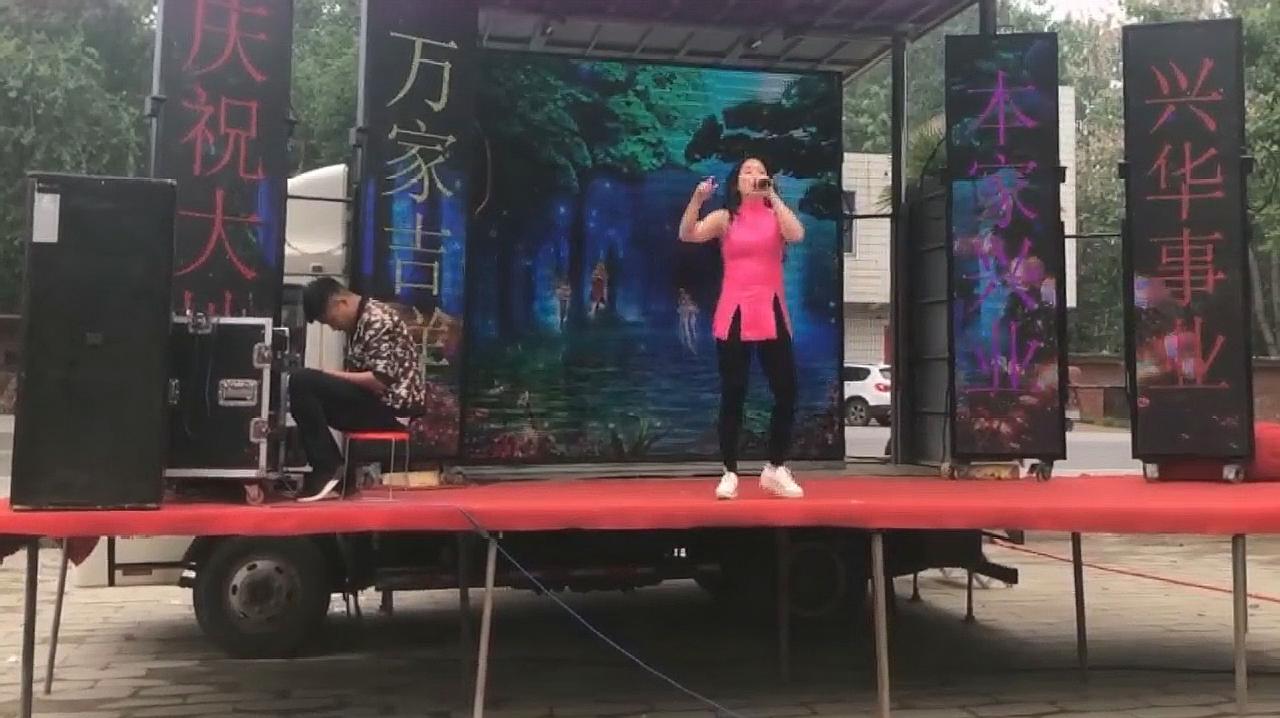 农村舞台表演,美女实力歌手唱的这首歌太嗨了,一开嗓惊艳全场