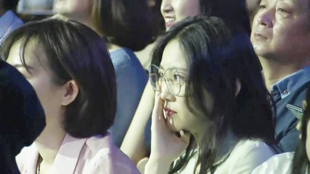 大学毕业晚会,男生合唱《再见》让现场毕业生落泪,致敬最美青春