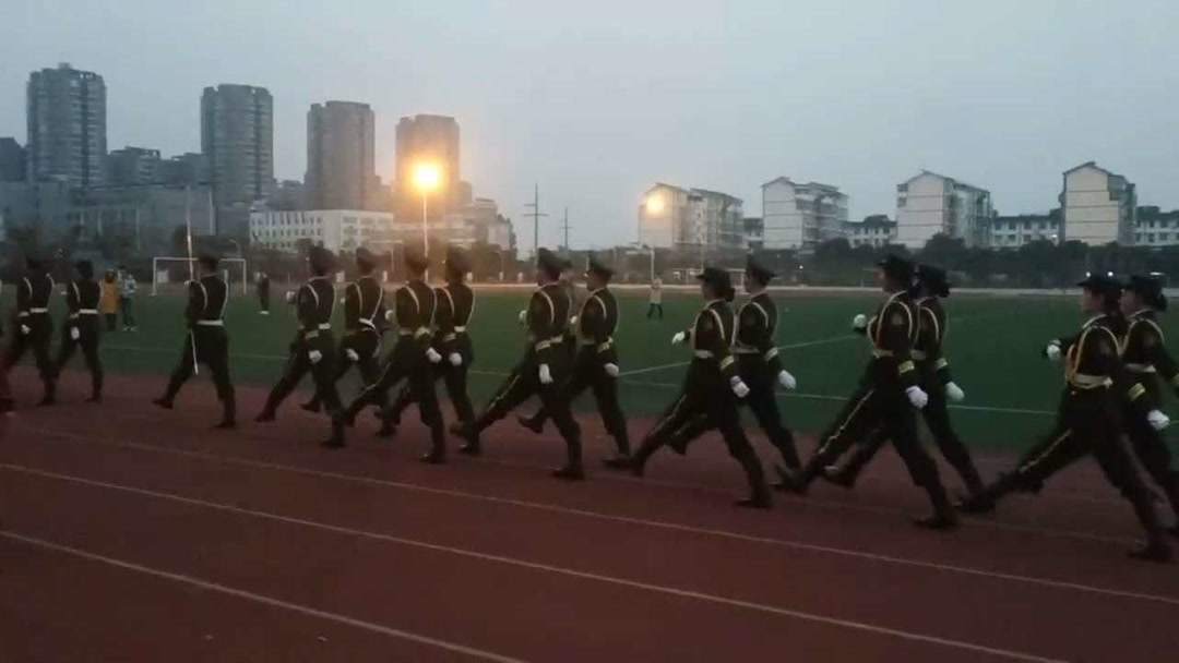 学校操场上举行的升旗仪式,看得让人热血沸腾