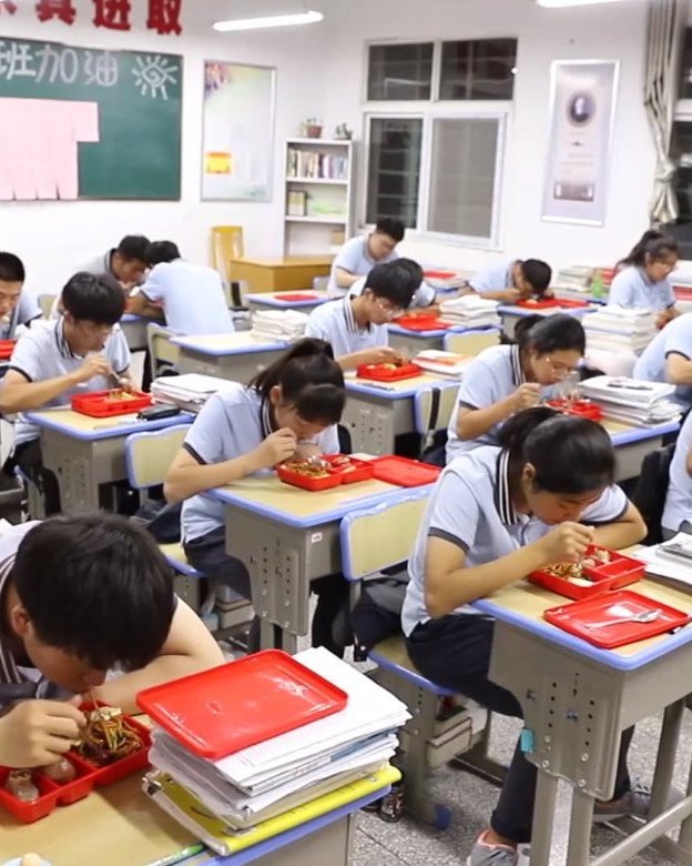 ...可以去食堂吃,也可以在教室吃,会有专人送到教室。学生们表示,学校...