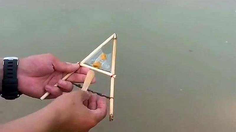 看起来很好用的样子!牛人用小木棍跟橡皮筋做的简易打窝船!