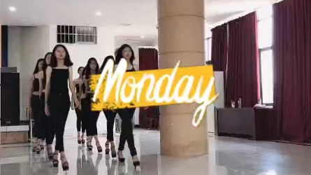 分享广州市纺织服装职业学校“服装表演与礼仪”专业学生的训练日常