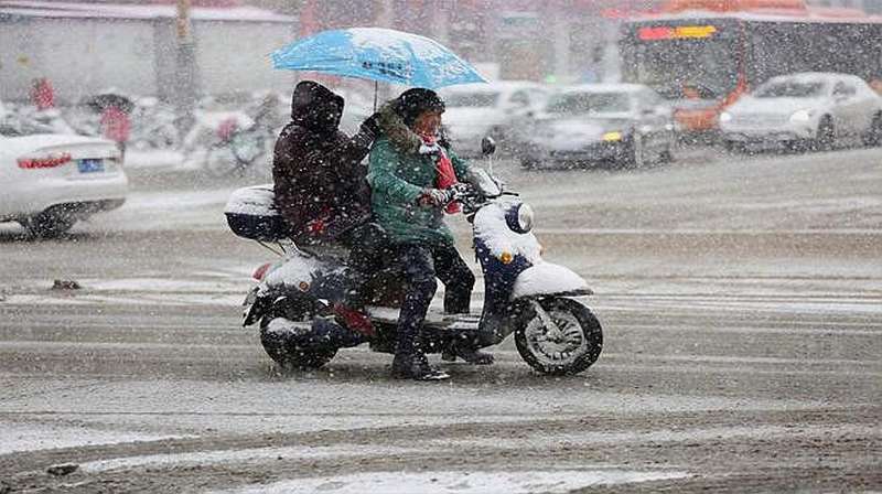 雨雪天气即将来临,做到这7点,骑电动车出行更安全