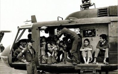 在游戏中模拟1975年南越军人开直升机迫降到海平面