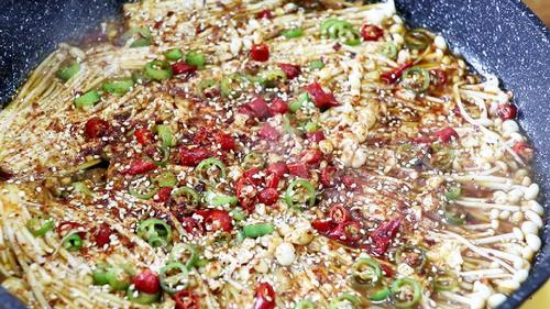 不需要烤箱也能做好吃的烤金针菇,麻辣鲜香,比烧烤店做得还好吃