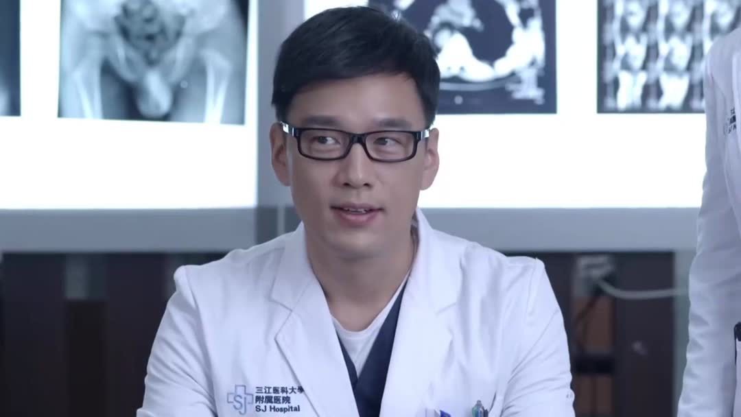 产科医生:肖主任发表讲话,大家为他幽默的演讲鼓掌,老魏很不爽