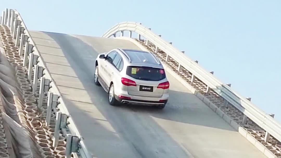 自动挡上坡,不要只会踩油门,老司机提醒:这样上坡又快又稳