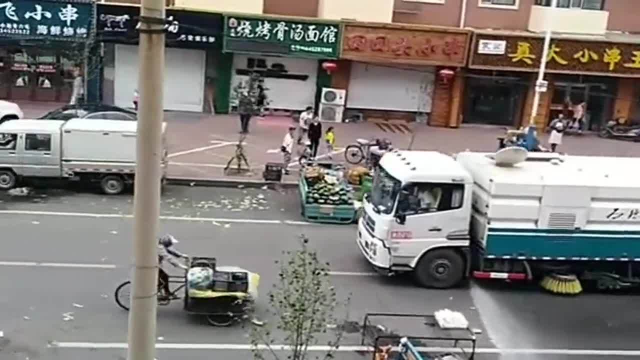 洒水车真的会挑地方作业啊,所到之处真的是一片狼藉