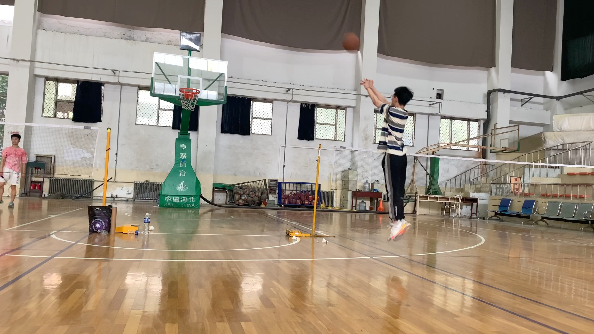 投篮姿势优化 1、手肘90°发力感觉总是找不到 2、出手点在额头前方...