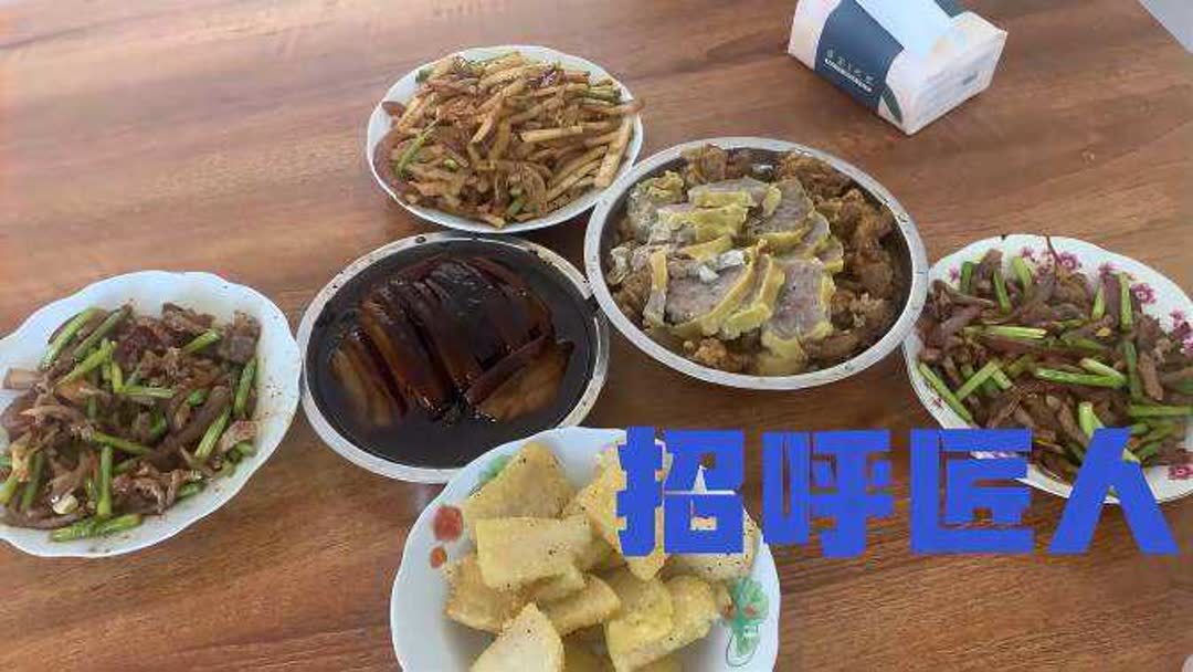 四川达州:师傅上门来安装卧室门,主人家做硬菜招待,对得起师傅