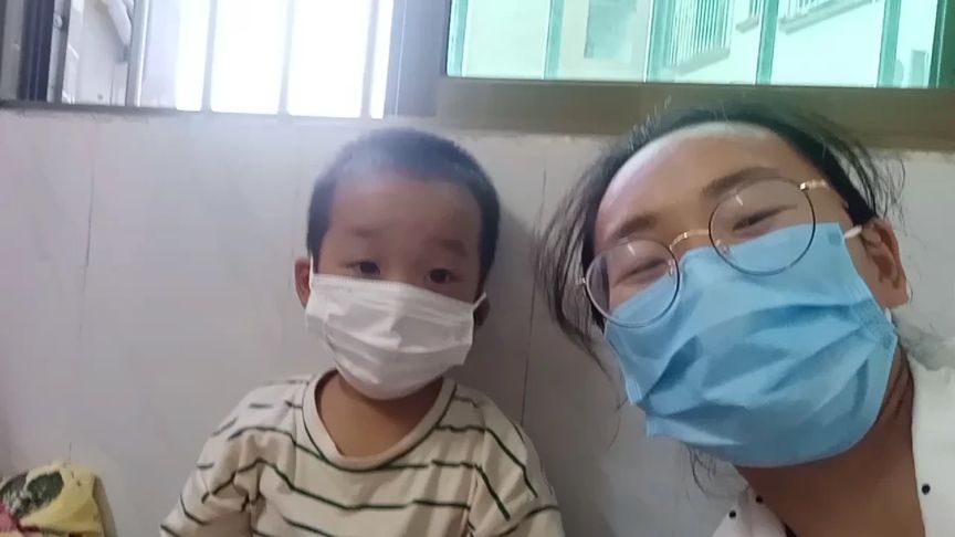 大宝感冒咳嗽,怕会传染给小宝!带起口罩我陪他一起带。