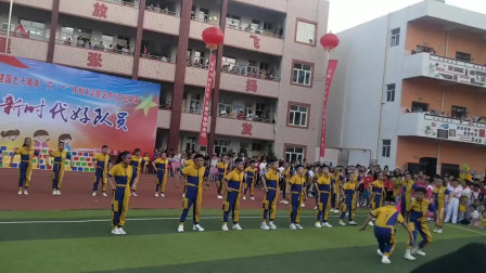 小学生集体舞表演:众人齐跳抖音网红舞蹈,动感十足!