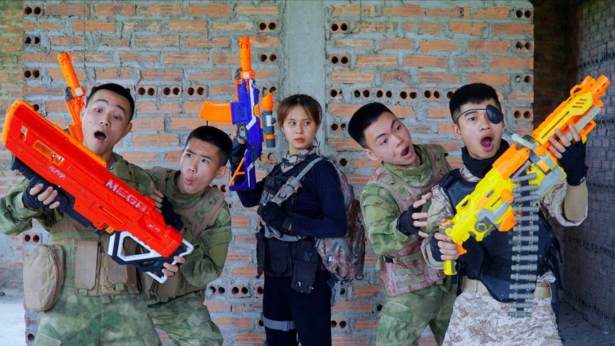 CS真人扮演:小姐姐与大坏蛋在大楼发生冲突,抢夺背包!