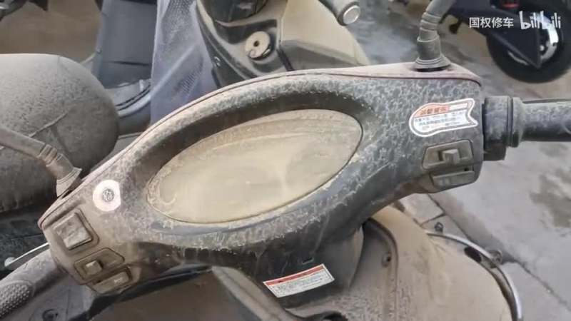 电动车的仪表玻璃经常发黄什么原因？老师傅教你一招，轻松预防