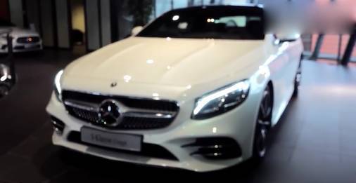 奔驰S560刚刚到店,按下钥匙打开无框车门才知道什么叫霸气